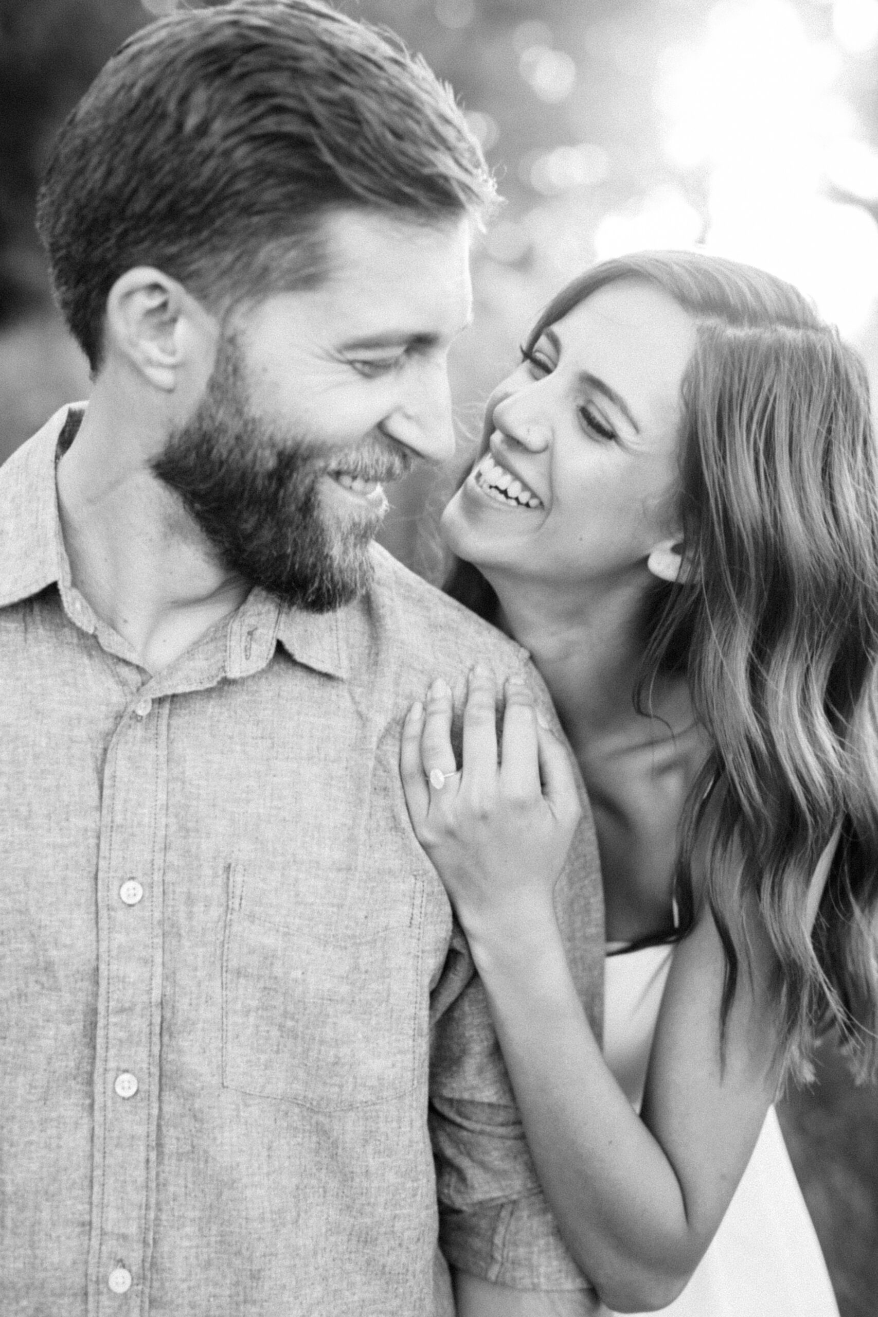 10 Easy, Romantic & Fun Poses for Your Engagement Photos